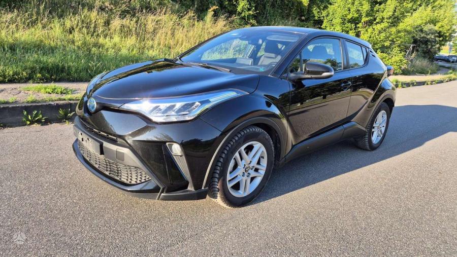 Black Toyota C-HR 2022 in Vilnius, with an engine capacity of 1.80 L and mileage of 188 thousand km for 15200 €, photo 1 on AUTOMOTO.COM.LV