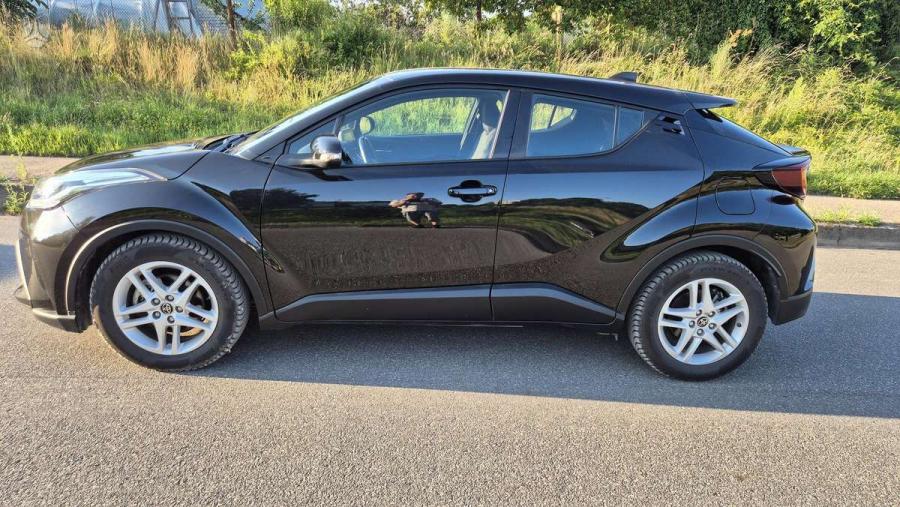 Black Toyota C-HR 2022 in Vilnius, with an engine capacity of 1.80 L and mileage of 188 thousand km for 15200 €, photo 8 on AUTOMOTO.COM.LV