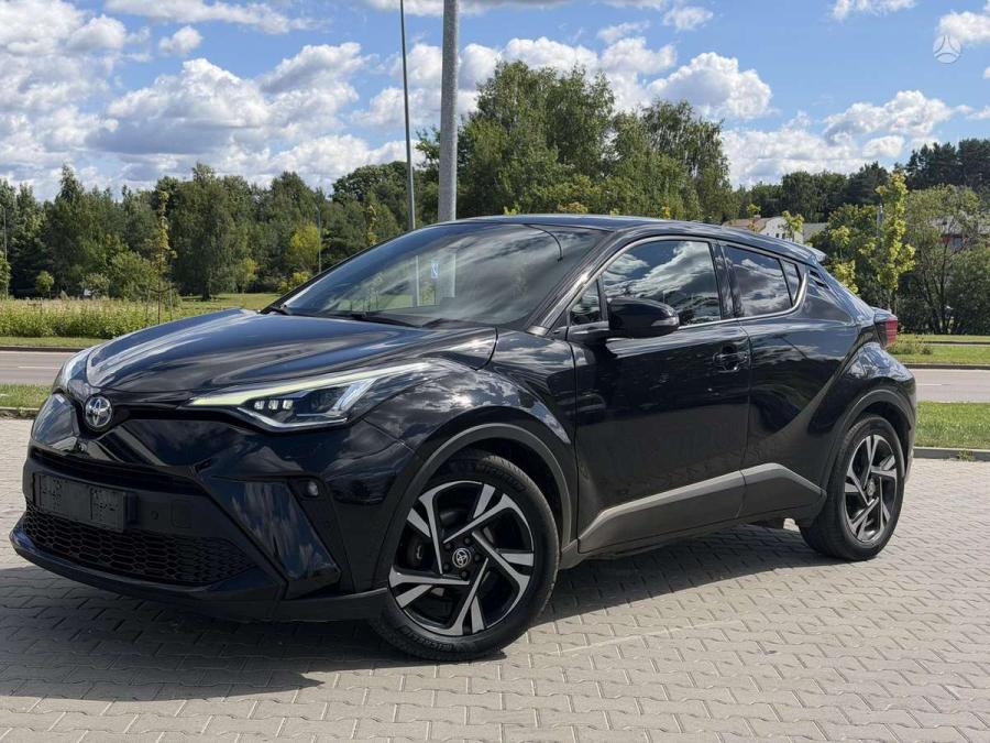 Black Toyota C-HR 2022 in Vilnius, with an engine capacity of 1.80 L and mileage of 172 thousand km for 16700 €, photo 1 on AUTOMOTO.COM.LV