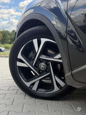 Black Toyota C-HR 2022 in Vilnius, with an engine capacity of 1.80 L and mileage of 172 thousand km for 16700 €, photo 6 on AUTOMOTO.COM.LV