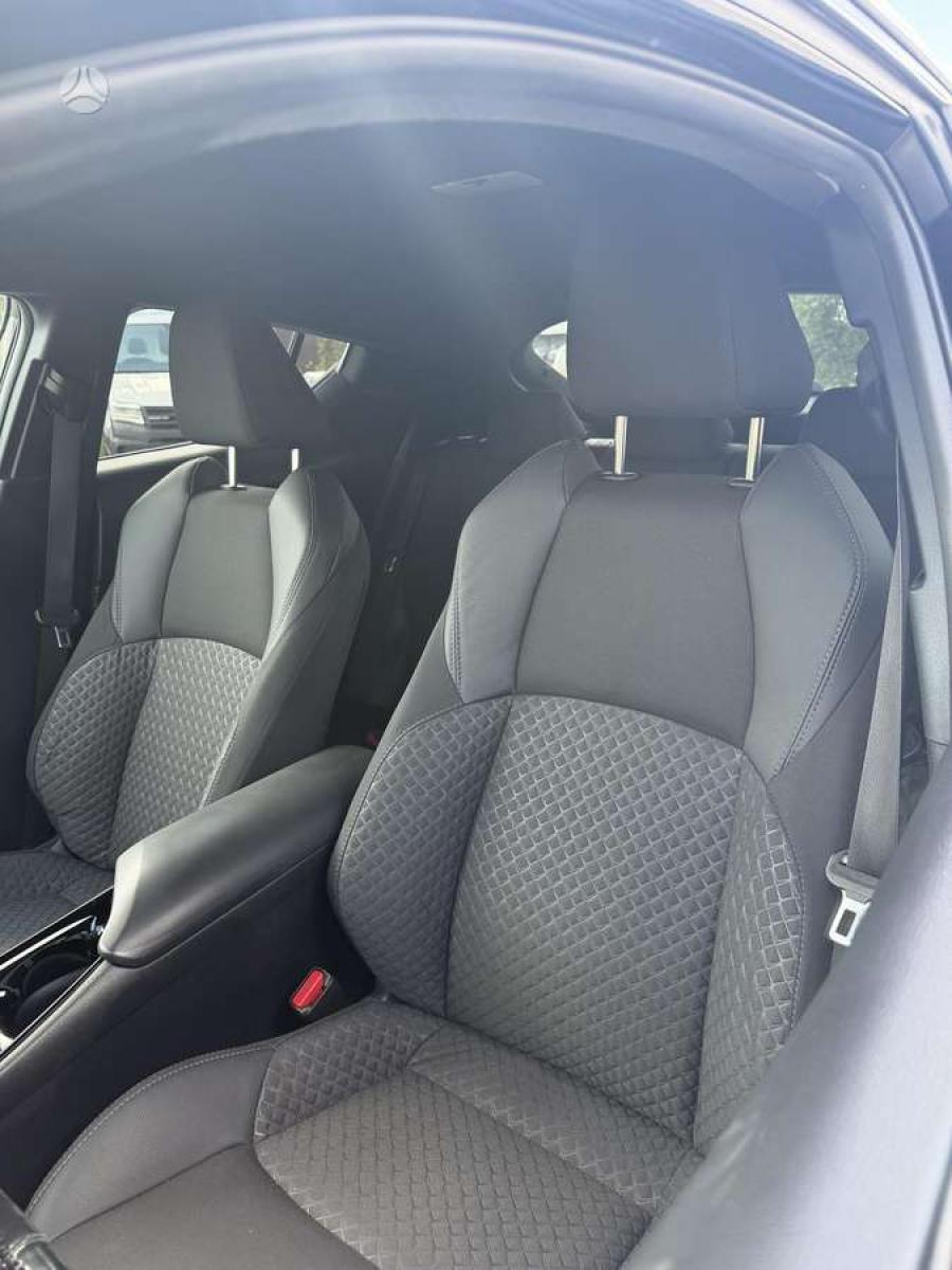 Black Toyota C-HR 2022 in Vilnius, with an engine capacity of 1.80 L and mileage of 172 thousand km for 16700 €, photo 8 on AUTOMOTO.COM.LV