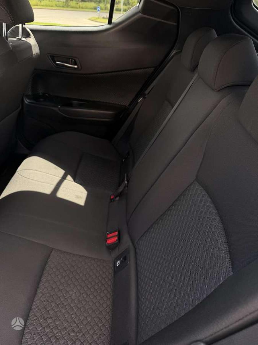 Black Toyota C-HR 2022 in Vilnius, with an engine capacity of 1.80 L and mileage of 172 thousand km for 16700 €, photo 9 on AUTOMOTO.COM.LV