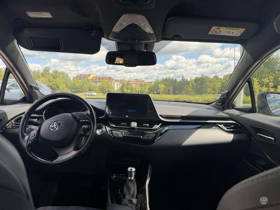 Black Toyota C-HR 2022 in Vilnius, with an engine capacity of 1.80 L and mileage of 172 thousand km for 16700 €, photo 10 on AUTOMOTO.COM.LV