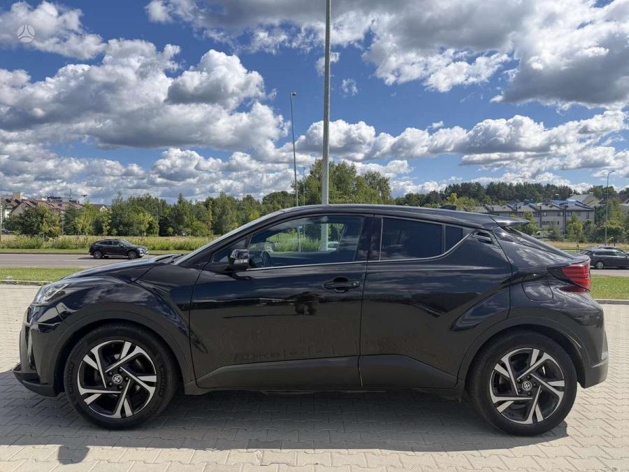 Black Toyota C-HR 2022 in Vilnius, with an engine capacity of 1.80 L and mileage of 172 thousand km for 16700 €, photo 12 on AUTOMOTO.COM.LV