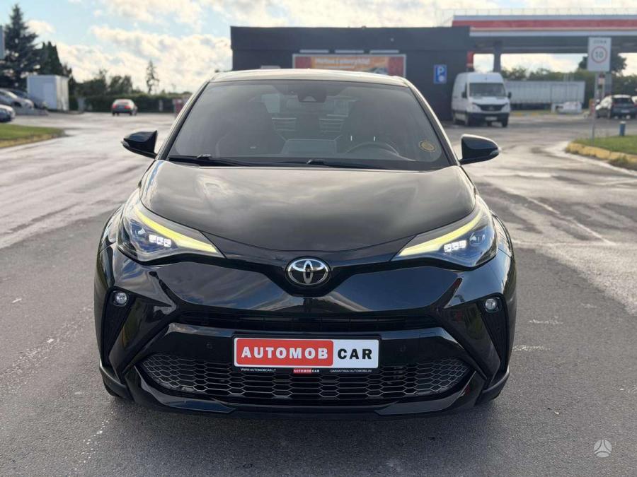 Black Toyota C-HR 2022 in Vilnius, with an engine capacity of 1.99 L and mileage of 50 thousand km for 24350 €, photo 3 on AUTOMOTO.COM.LV