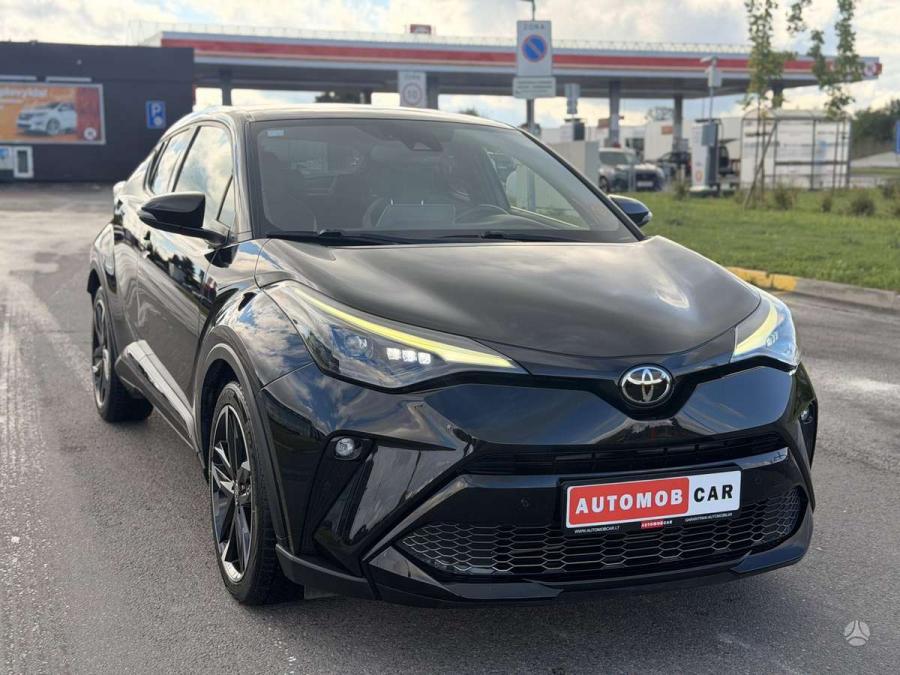 Black Toyota C-HR 2022 in Vilnius, with an engine capacity of 1.99 L and mileage of 50 thousand km for 24350 €, photo 4 on AUTOMOTO.COM.LV