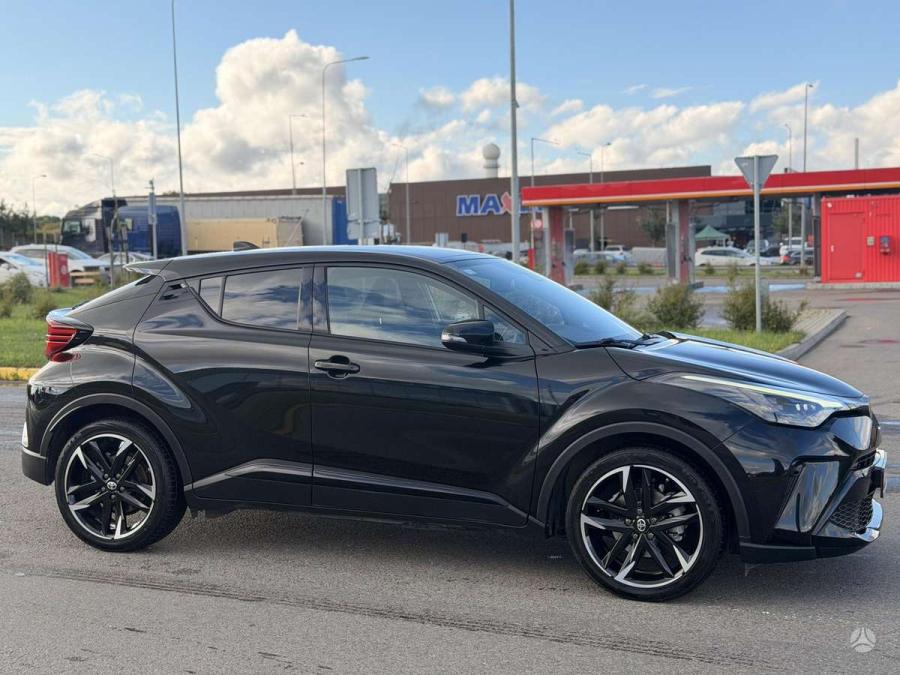 Black Toyota C-HR 2022 in Vilnius, with an engine capacity of 1.99 L and mileage of 50 thousand km for 24350 €, photo 5 on AUTOMOTO.COM.LV