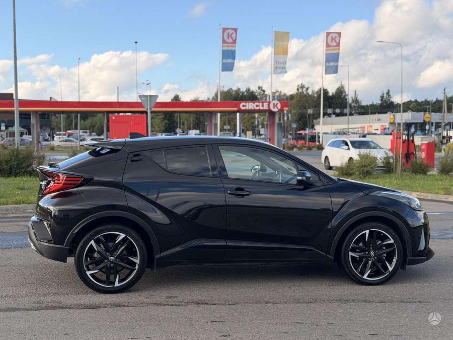 Black Toyota C-HR 2022 in Vilnius, with an engine capacity of 1.99 L and mileage of 50 thousand km for 24350 €, photo 6 on AUTOMOTO.COM.LV