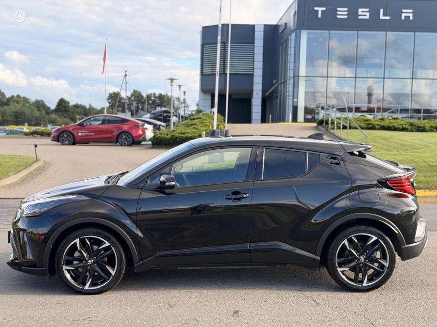 Black Toyota C-HR 2022 in Vilnius, with an engine capacity of 1.99 L and mileage of 50 thousand km for 24350 €, photo 12 on AUTOMOTO.COM.LV