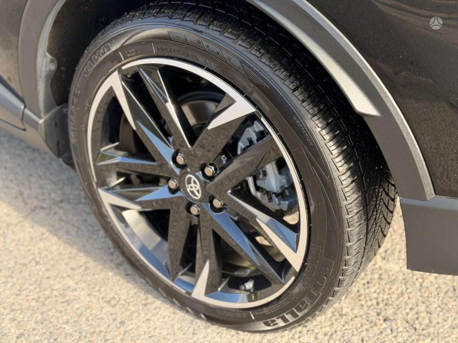 Black Toyota C-HR 2022 in Vilnius, with an engine capacity of 1.99 L and mileage of 50 thousand km for 24350 €, photo 13 on AUTOMOTO.COM.LV