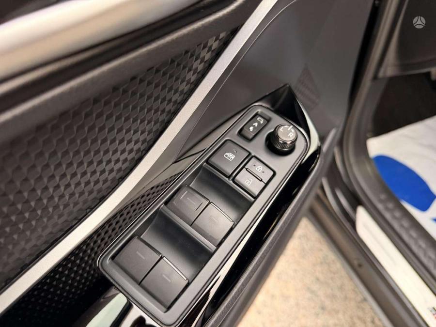 Black Toyota C-HR 2022 in Vilnius, with an engine capacity of 1.99 L and mileage of 50 thousand km for 24350 €, photo 19 on AUTOMOTO.COM.LV