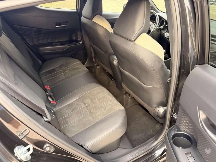Black Toyota C-HR 2022 in Vilnius, with an engine capacity of 1.99 L and mileage of 50 thousand km for 24350 €, photo 26 on AUTOMOTO.COM.LV