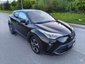 Black Toyota C-HR 2022 in Vilnius, with an engine capacity of 1.80 L and mileage of 209 thousand km for 16500 €, photo 4 on AUTOMOTO.COM.LV