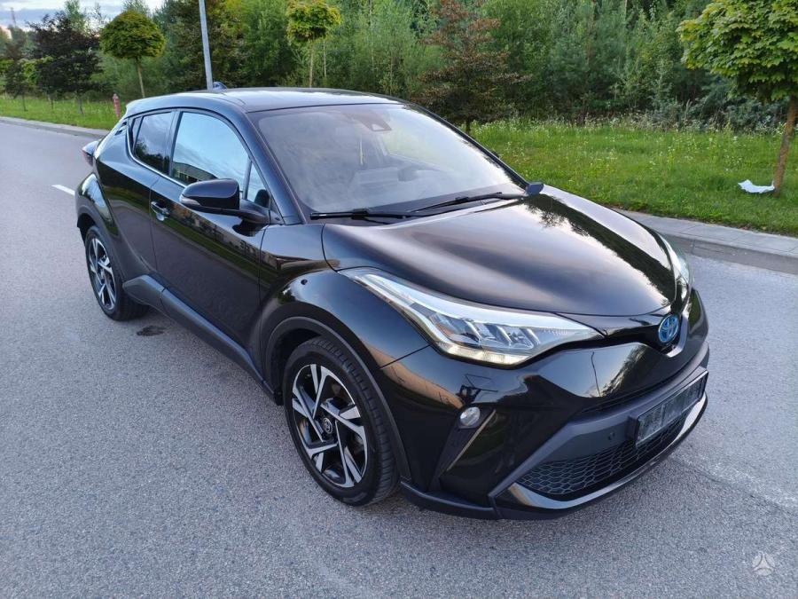 Black Toyota C-HR 2022 in Vilnius, with an engine capacity of 1.80 L and mileage of 209 thousand km for 16500 €, photo 4 on AUTOMOTO.COM.LV