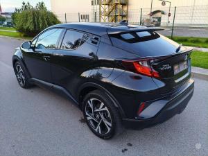 Black Toyota C-HR 2022 in Vilnius, with an engine capacity of 1.80 L and mileage of 209 thousand km for 16500 €, photo 7 on AUTOMOTO.COM.LV