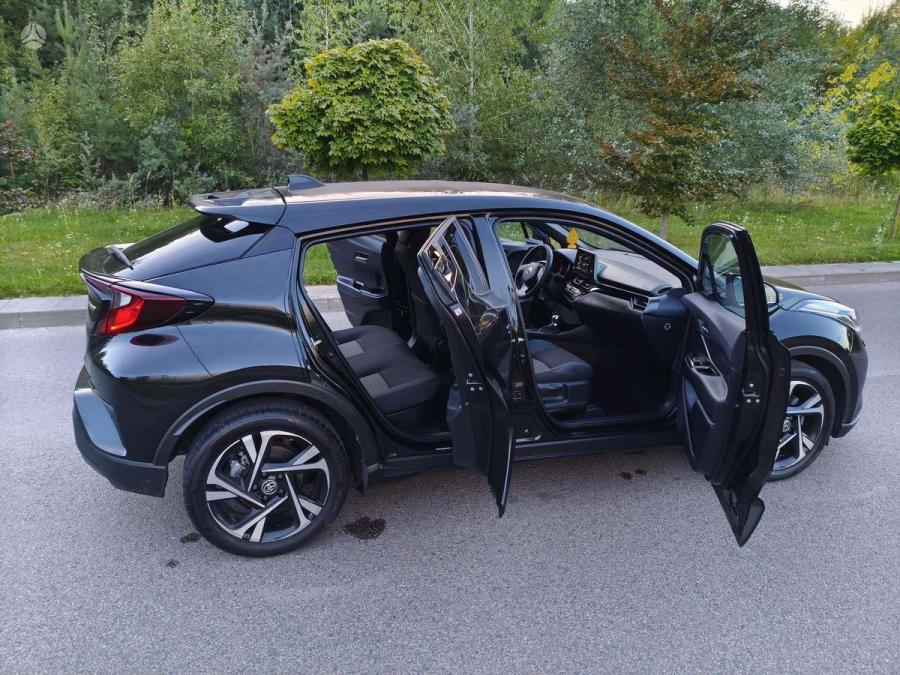 Black Toyota C-HR 2022 in Vilnius, with an engine capacity of 1.80 L and mileage of 209 thousand km for 16500 €, photo 11 on AUTOMOTO.COM.LV
