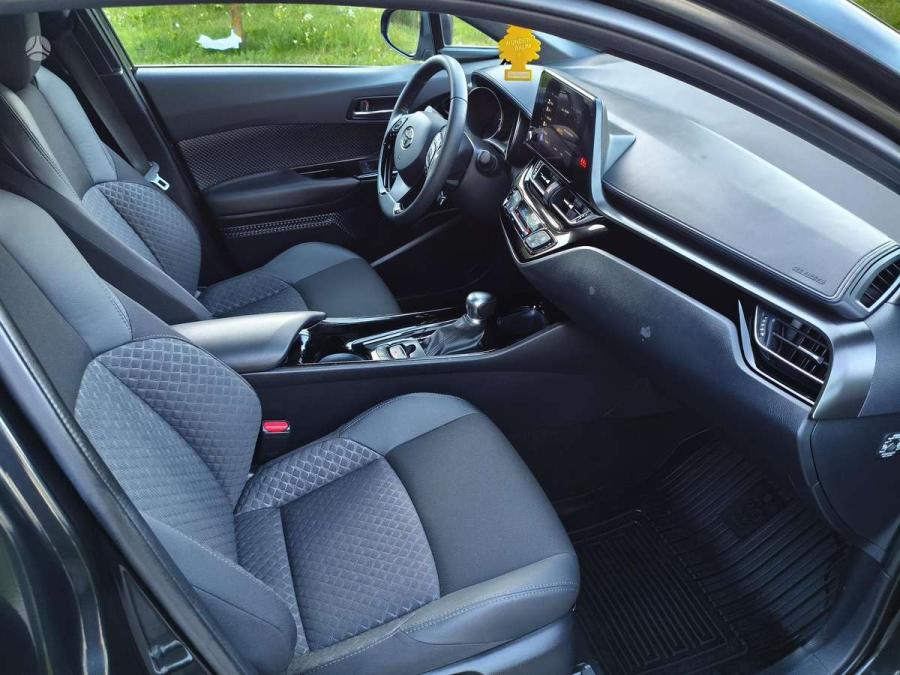 Black Toyota C-HR 2022 in Vilnius, with an engine capacity of 1.80 L and mileage of 209 thousand km for 16500 €, photo 16 on AUTOMOTO.COM.LV