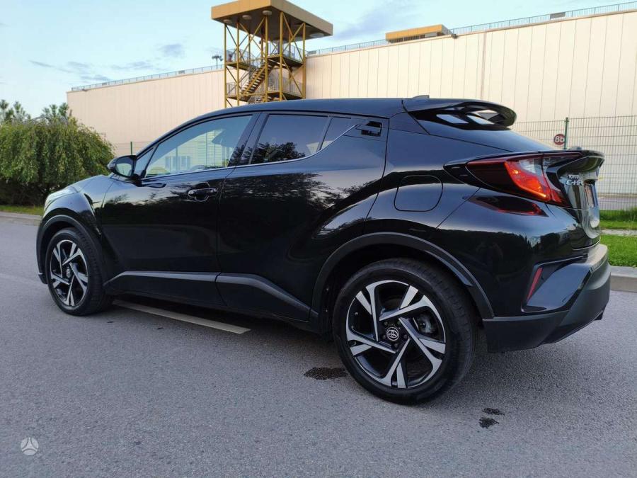 Black Toyota C-HR 2022 in Vilnius, with an engine capacity of 1.80 L and mileage of 209 thousand km for 16500 €, photo 30 on AUTOMOTO.COM.LV