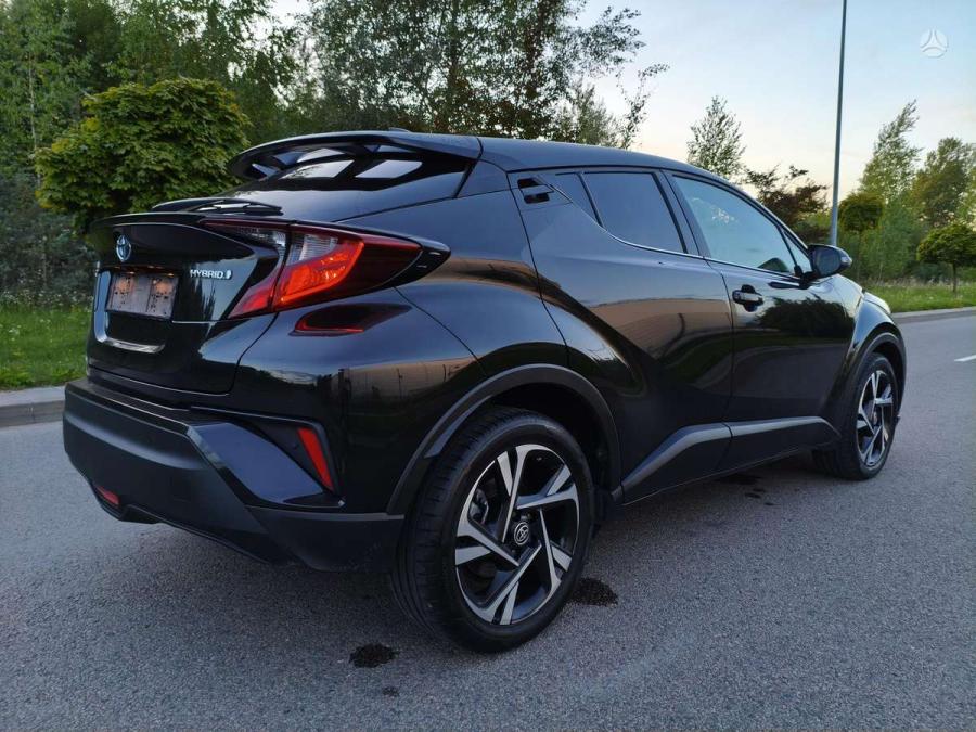 Black Toyota C-HR 2022 in Vilnius, with an engine capacity of 1.80 L and mileage of 209 thousand km for 16500 €, photo 31 on AUTOMOTO.COM.LV