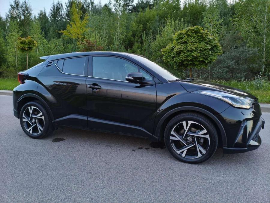 Black Toyota C-HR 2022 in Vilnius, with an engine capacity of 1.80 L and mileage of 209 thousand km for 16500 €, photo 33 on AUTOMOTO.COM.LV