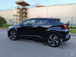 Black Toyota C-HR 2022 in Vilnius, with an engine capacity of 1.80 L and mileage of 209 thousand km for 16500 €, photo 35 on AUTOMOTO.COM.LV