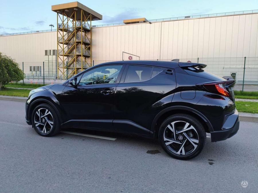 Black Toyota C-HR 2022 in Vilnius, with an engine capacity of 1.80 L and mileage of 209 thousand km for 16500 €, photo 35 on AUTOMOTO.COM.LV