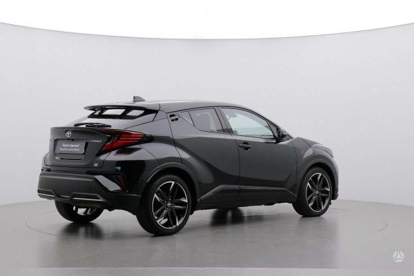 Black Toyota C-HR 2022 in Vilnius, with an engine capacity of 2.00 L and mileage of 101 thousand km for 25900 €, photo 3 on AUTOMOTO.COM.LV