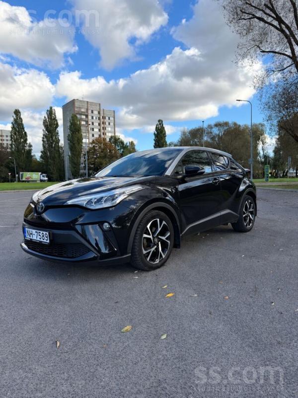 Melns Toyota C-HR 2022 Rīga, ar dzinēja tilpumu 1.80 L un nobraukumu 76 tūkst. km par 21000 €, foto 1 vietnē AUTOMOTO.COM.LV