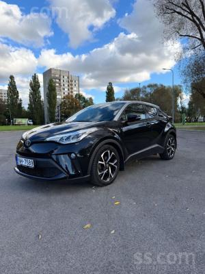 Черный Тойота C-HR 2022 в Рига, объемом двигателя 1.80 л и пробегом 76 тыс. км за 21000 €, фото  на AUTOMOTO.COM.LV