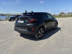 Black Toyota C-HR 2023 in Riga, with an engine capacity of 1.80 L and mileage of 38 thousand km for 25900 €, photo 2 on AUTOMOTO.COM.LV