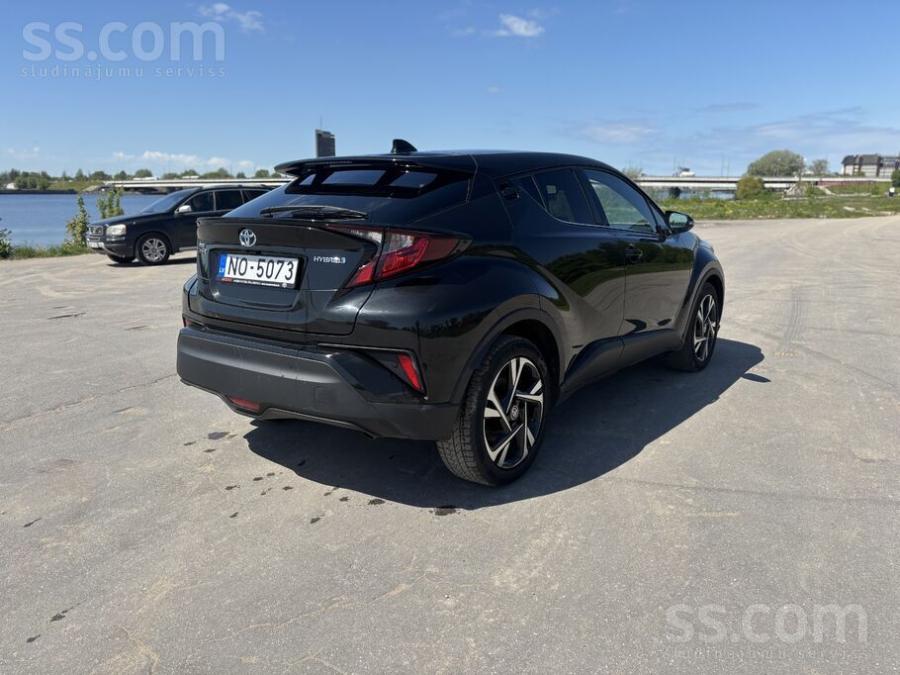 Black Toyota C-HR 2023 in Riga, with an engine capacity of 1.80 L and mileage of 38 thousand km for 25900 €, photo 2 on AUTOMOTO.COM.LV