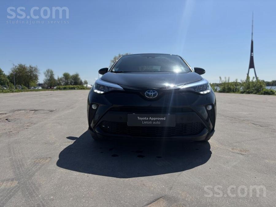 Black Toyota C-HR 2023 in Riga, with an engine capacity of 1.80 L and mileage of 38 thousand km for 25900 €, photo 4 on AUTOMOTO.COM.LV