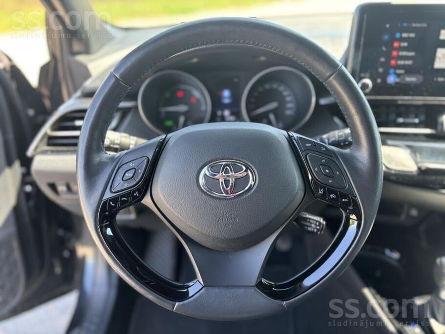 Black Toyota C-HR 2023 in Riga, with an engine capacity of 1.80 L and mileage of 38 thousand km for 25900 €, photo 5 on AUTOMOTO.COM.LV