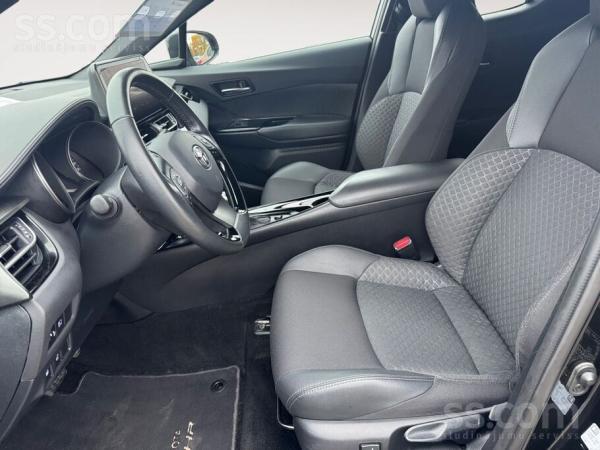 Black Toyota C-HR 2023 in Riga, with an engine capacity of 1.80 L and mileage of 52 thousand km for 23900 €, photo 11 on AUTOMOTO.COM.LV