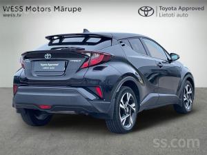 Black Toyota C-HR 2023 in Riga, with an engine capacity of 1.80 L and mileage of 47 thousand km for 23590 €, photo 2 on AUTOMOTO.COM.LV