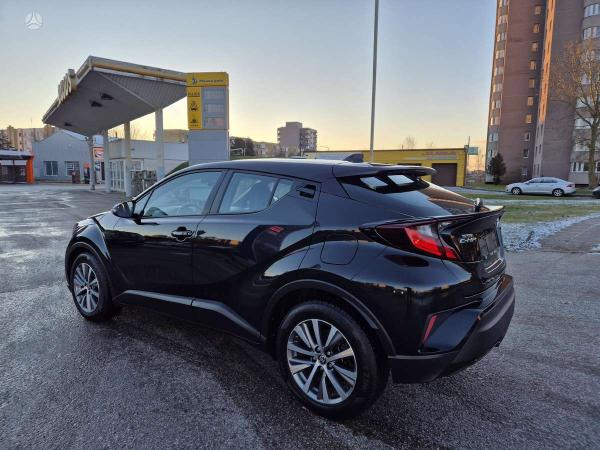 Black Toyota C-HR 2023 in Panevezys, with an engine capacity of 1.80 L and mileage of 255 thousand km for 15100 €, photo 3 on AUTOMOTO.COM.LV