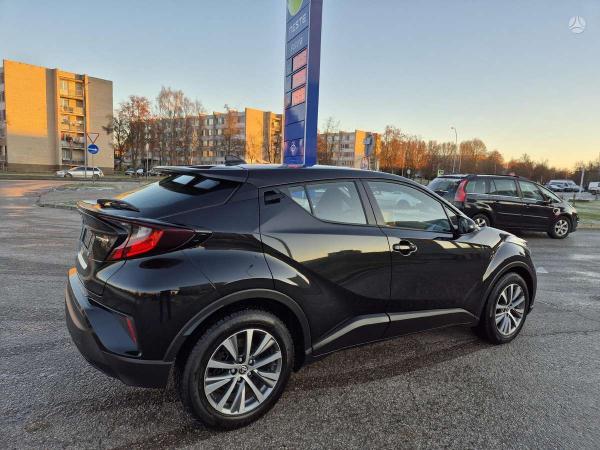 Black Toyota C-HR 2023 in Panevezys, with an engine capacity of 1.80 L and mileage of 255 thousand km for 15100 €, photo 5 on AUTOMOTO.COM.LV