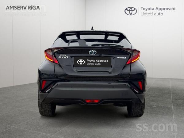 Black Toyota C-HR 2023 in Riga, with an engine capacity of 1.80 L and mileage of 46 thousand km for 22900 €, photo 4 on AUTOMOTO.COM.LV