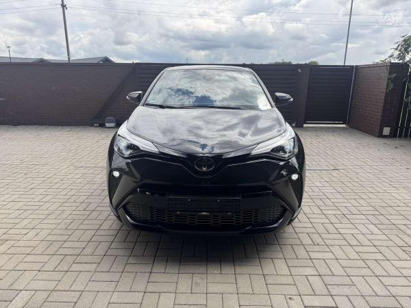 Black Toyota C-HR 2023 in Marijampole, with an engine capacity of 1.99 L and mileage of 24 thousand km for 25990 €, photo 2 on AUTOMOTO.COM.LV