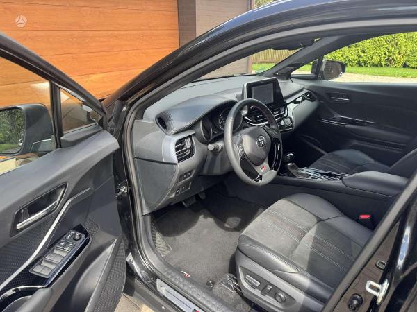 Black Toyota C-HR 2023 in Marijampole, with an engine capacity of 1.99 L and mileage of 24 thousand km for 25990 €, photo 8 on AUTOMOTO.COM.LV