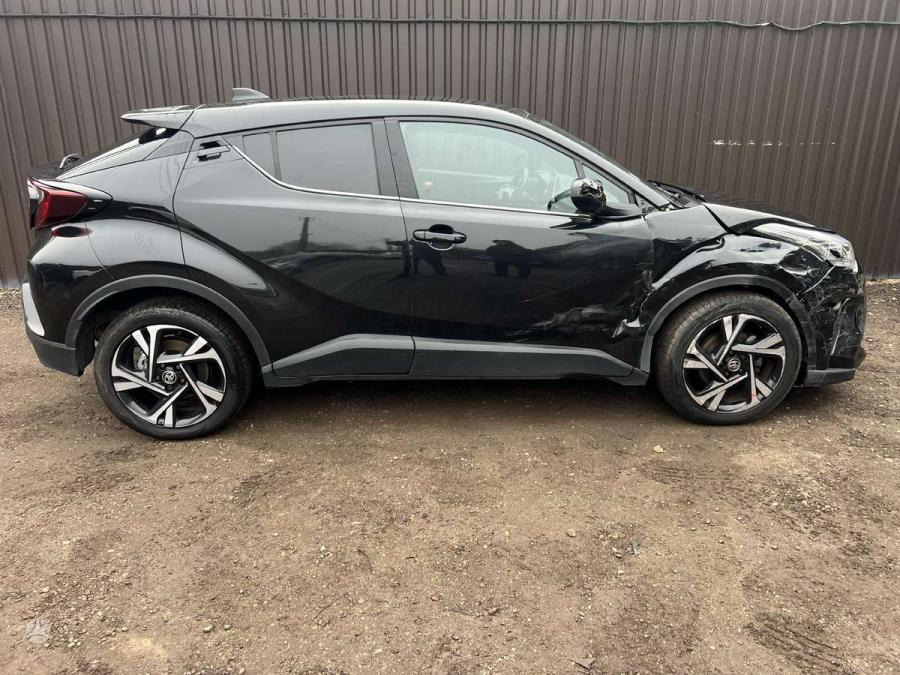 Black Toyota C-HR 2024 in Kaunas, with an engine capacity of 1.80 L and mileage of 62 thousand km for 14200 €, photo 6 on AUTOMOTO.COM.LV