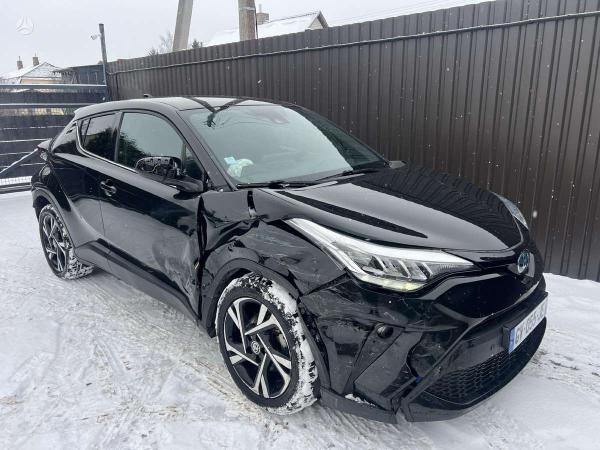Black Toyota C-HR 2024 in Kaunas, with an engine capacity of 1.80 L and mileage of 62 thousand km for 14500 €, photo 3 on AUTOMOTO.COM.LV