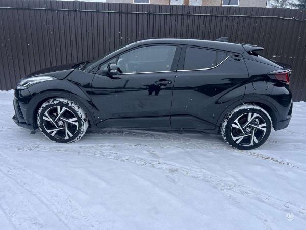 Black Toyota C-HR 2024 in Kaunas, with an engine capacity of 1.80 L and mileage of 62 thousand km for 14500 €, photo 5 on AUTOMOTO.COM.LV