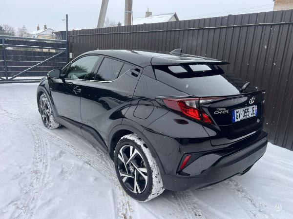 Black Toyota C-HR 2024 in Kaunas, with an engine capacity of 1.80 L and mileage of 62 thousand km for 14500 €, photo 7 on AUTOMOTO.COM.LV