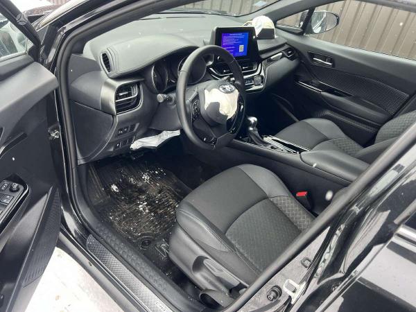 Black Toyota C-HR 2024 in Kaunas, with an engine capacity of 1.80 L and mileage of 62 thousand km for 14500 €, photo 10 on AUTOMOTO.COM.LV
