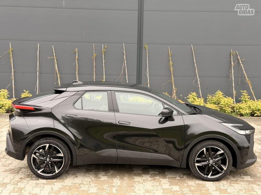 Black Toyota C-HR 2024 in Vilnius, with an engine capacity of 1.80 L and mileage of 60 thousand km for 26450 €, photo 1 on AUTOMOTO.COM.LV