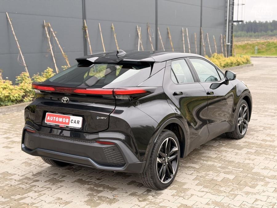 Black Toyota C-HR 2024 in Vilnius, with an engine capacity of 1.80 L and mileage of 60 thousand km for 26450 €, photo 3 on AUTOMOTO.COM.LV
