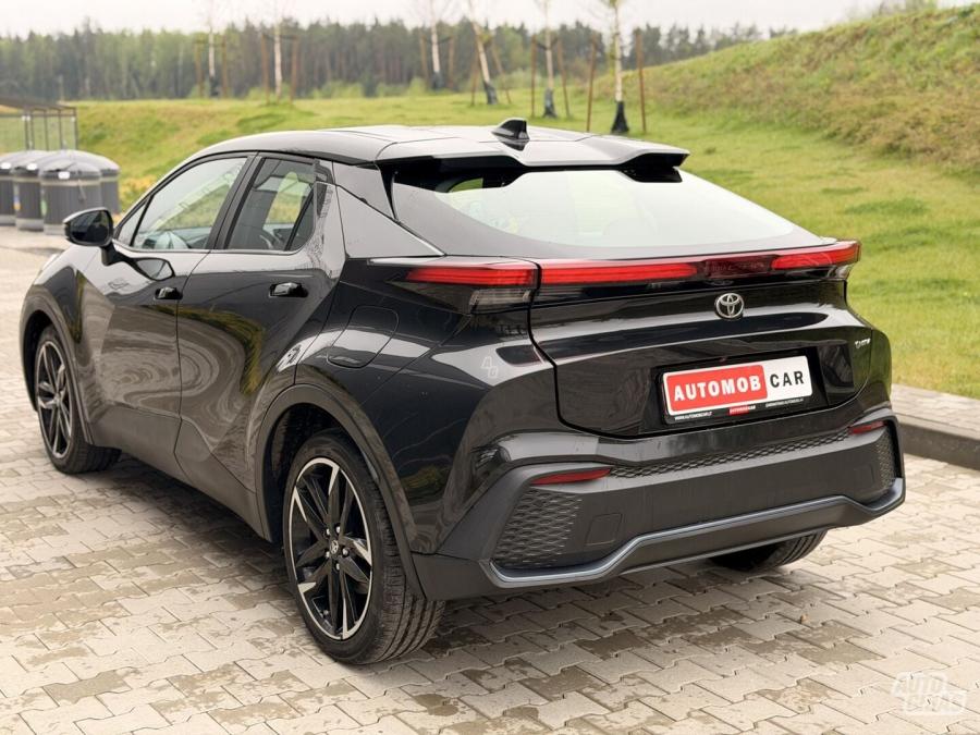 Black Toyota C-HR 2024 in Vilnius, with an engine capacity of 1.80 L and mileage of 60 thousand km for 26450 €, photo 4 on AUTOMOTO.COM.LV