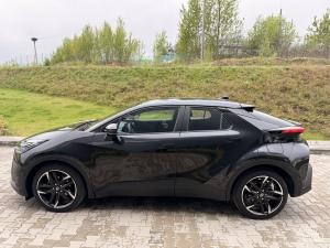 Black Toyota C-HR 2024 in Vilnius, with an engine capacity of 1.80 L and mileage of 60 thousand km for 26450 €, photo 5 on AUTOMOTO.COM.LV