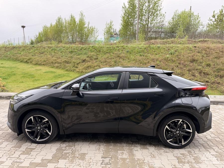 Black Toyota C-HR 2024 in Vilnius, with an engine capacity of 1.80 L and mileage of 60 thousand km for 26450 €, photo 5 on AUTOMOTO.COM.LV
